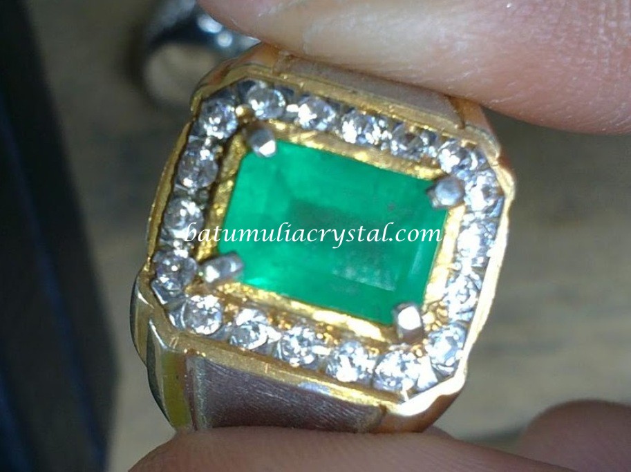 Batu Akik Gambar: Zamrud; Permata Hijau nan Indah Berwibawa