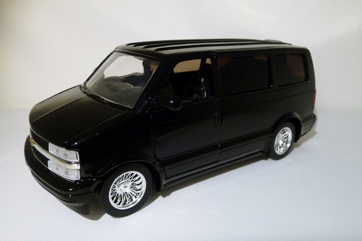 Modelli diecast 1:24 e dintorni: Chevrolet Astro Van