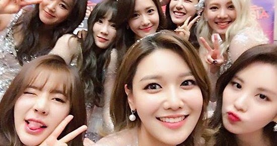 SNSD takes a group selca for the first time in a while