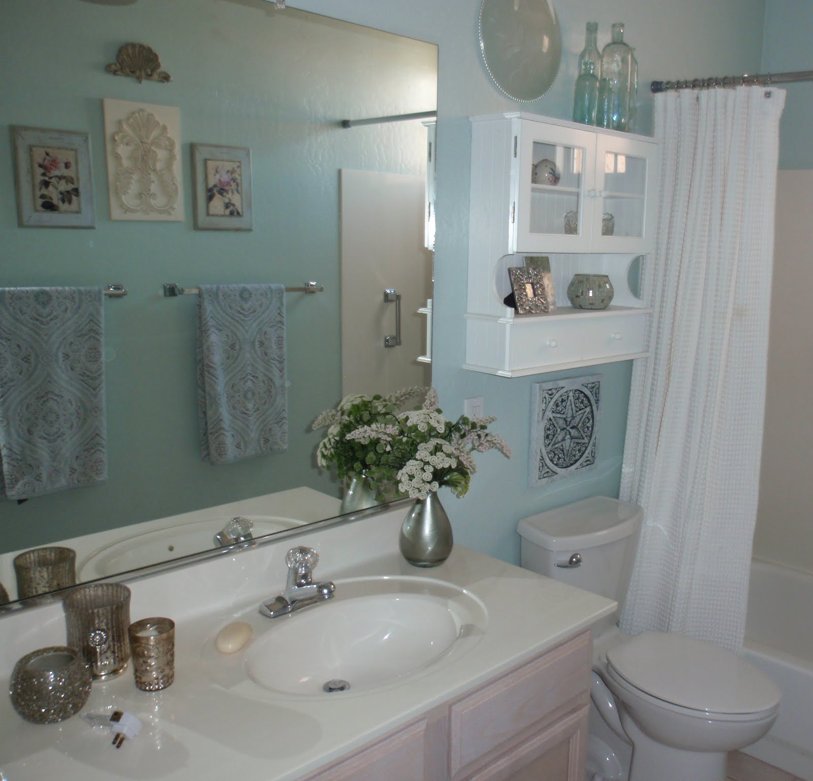 Her Vintage Stage: OK, here is my newly painted bath...