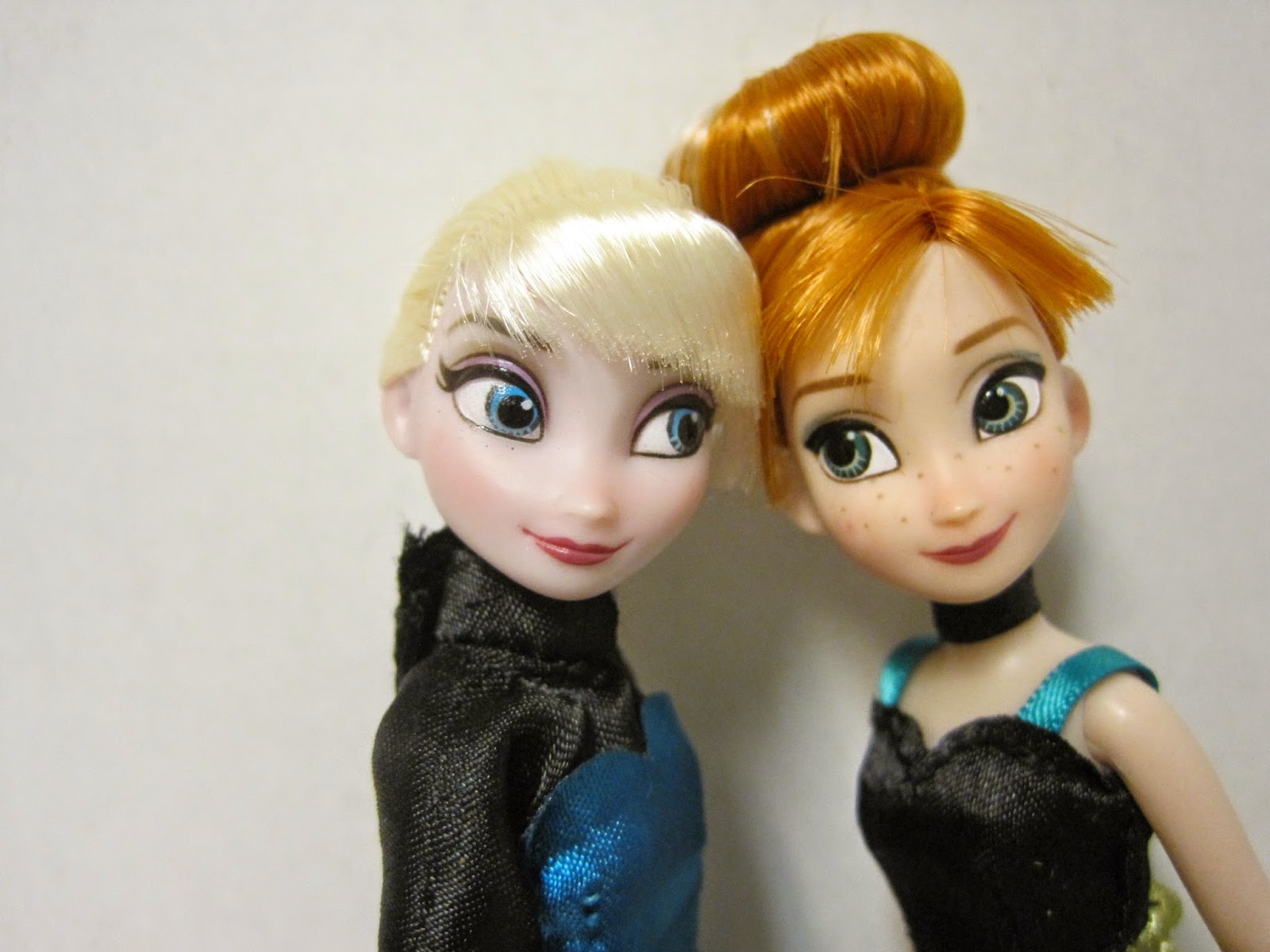 Never Grow Up: A Mom's Guide to Dolls and More: Frozen Mini Doll Set Review