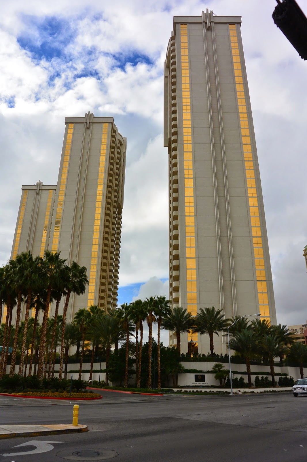 BEAUTIFULLY FURNISHED MGM SIGNATURE STRIP VIEW STUDIO in Tower 2- $178,900
