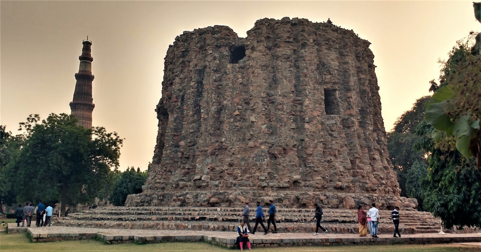 Footloose in India: Qutub Minar Part II - The Alai Minar