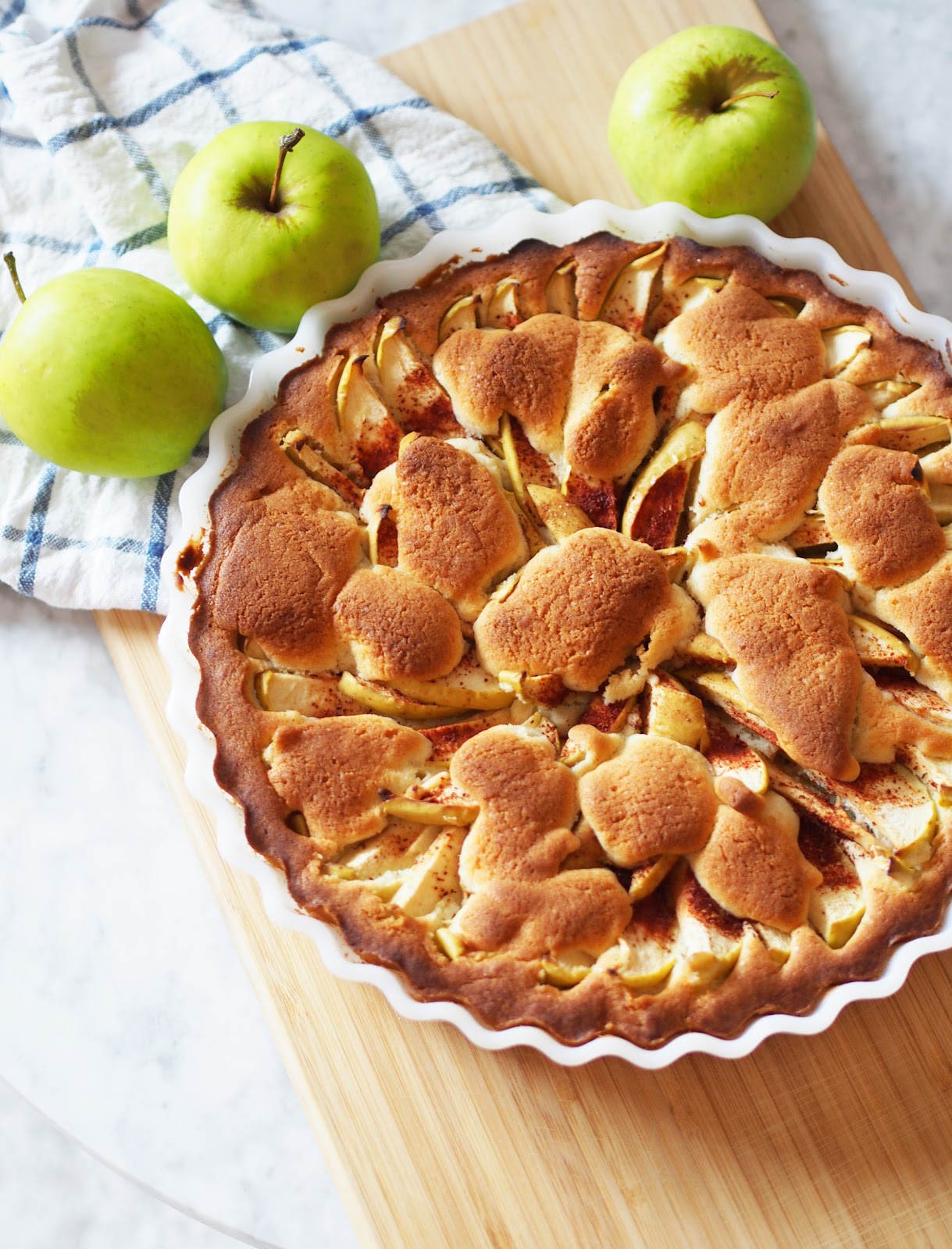 SYNTISEN HYVÄ OMENAPIIRAKKA | Chic Conservative Chanel