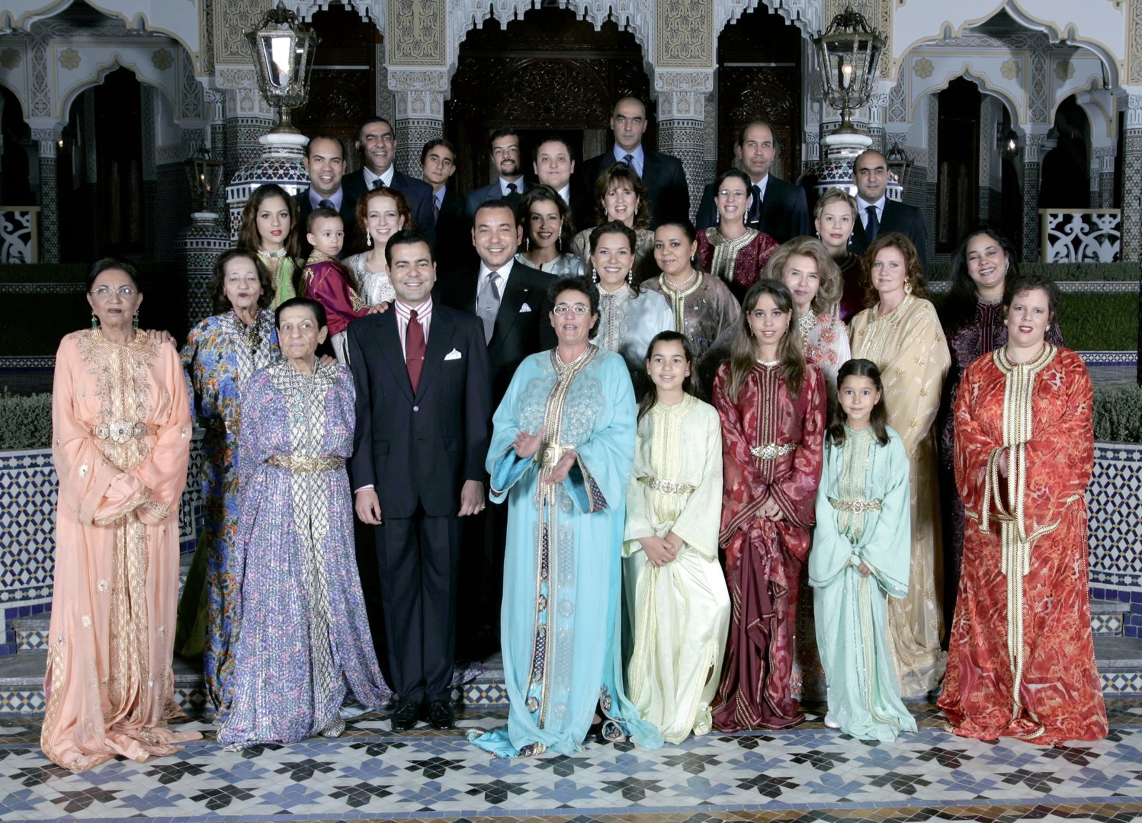 Fly, Eat and Live: La famille royale du Maroc et le caftan