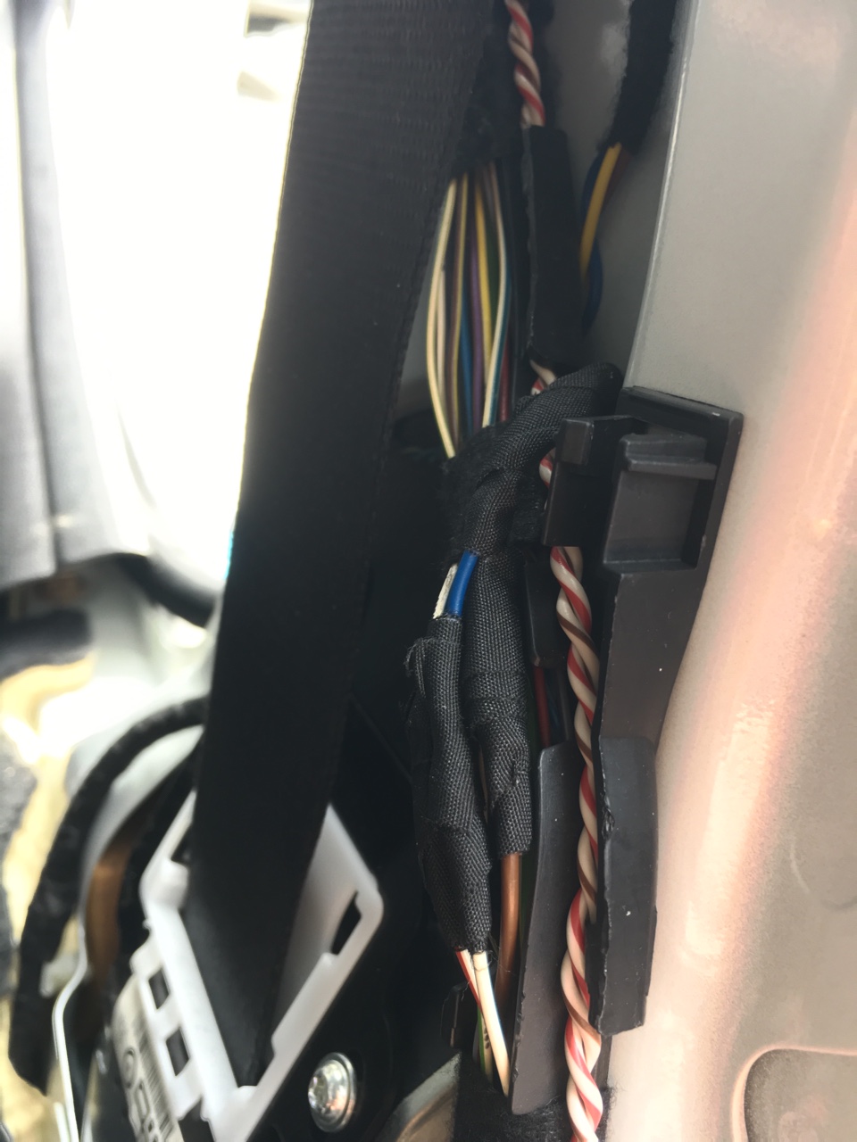 Bimmer Crew: [Retrofit] B-Pillar Ambient Light