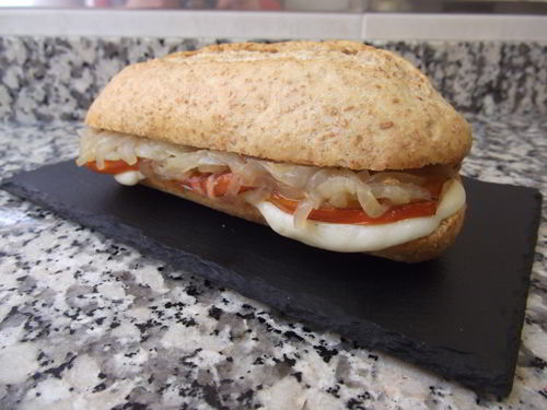 Bocadillo de tomate a la plancha, mozzarella y cebolla pochada
