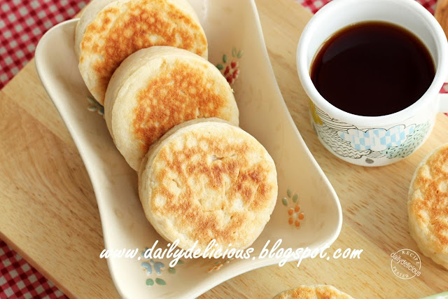dailydelicious: Easy no oven needed bread: Crumpets