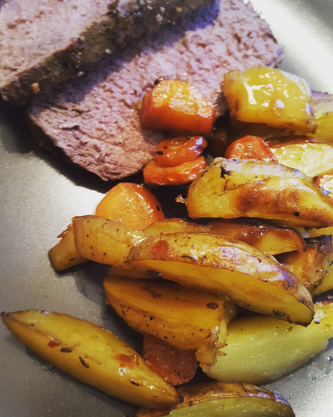 Naudan ulkofile uunissa ja uunivihannekset