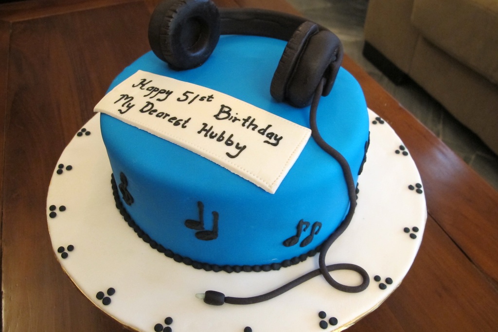 Pink Oven Cakes and Cookies: Headphone Cake