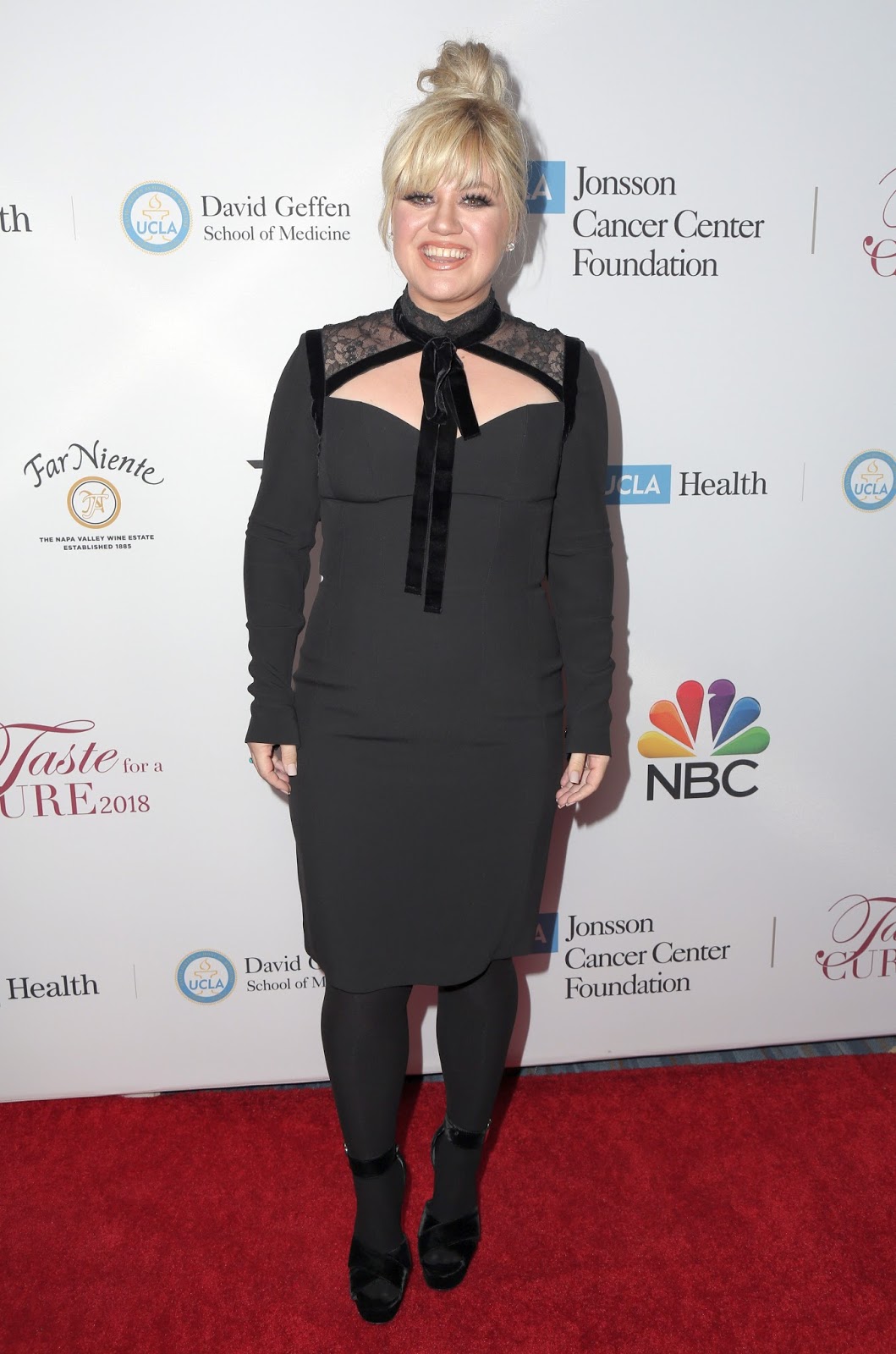 Celebrity Legs and Feet in Tights: Kelly Clarkson`s Legs and Feet in ...