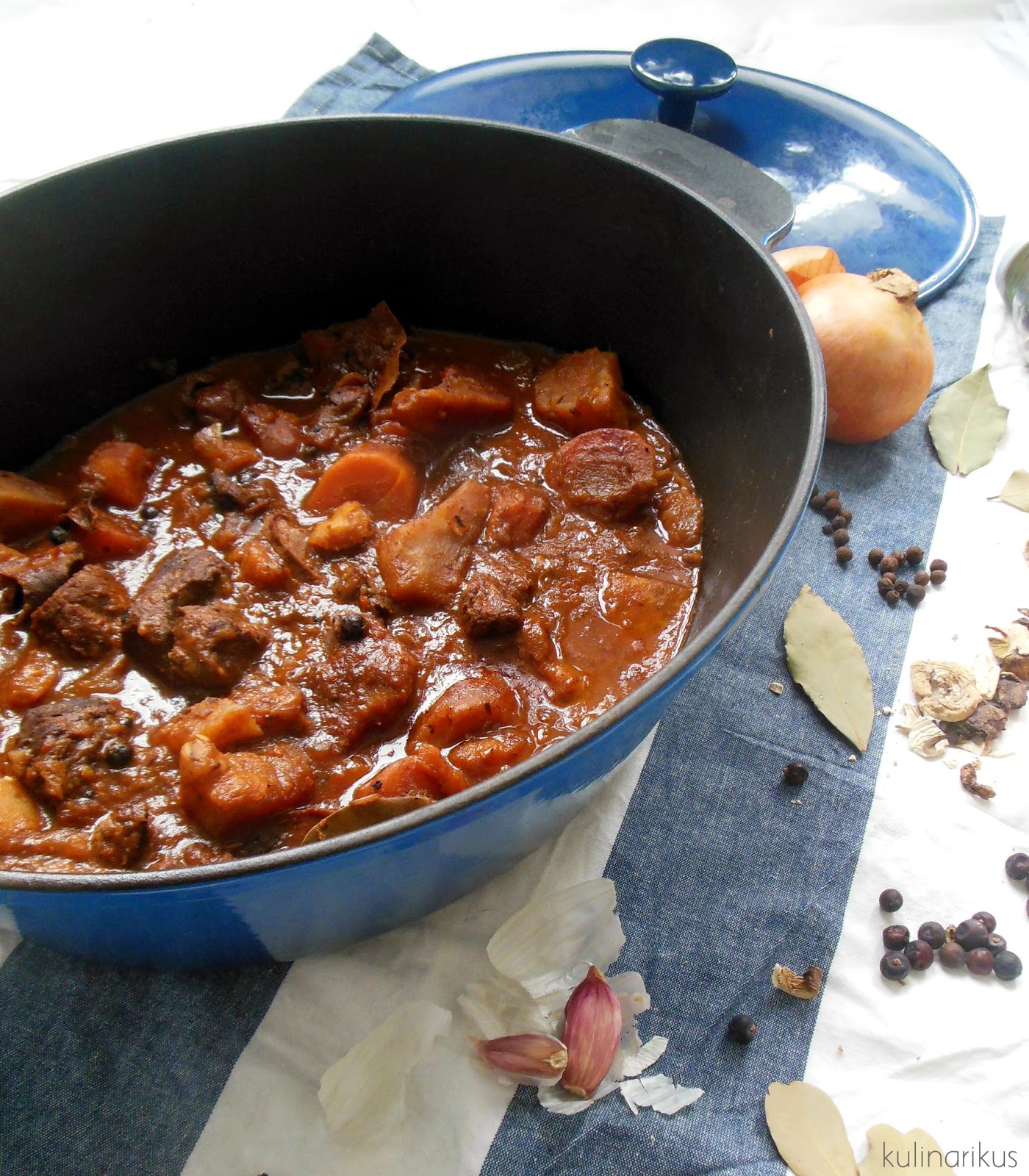 Kulinarikus: Wärmender Küchenklassiker: Saftiges Gulasch vom Rind.