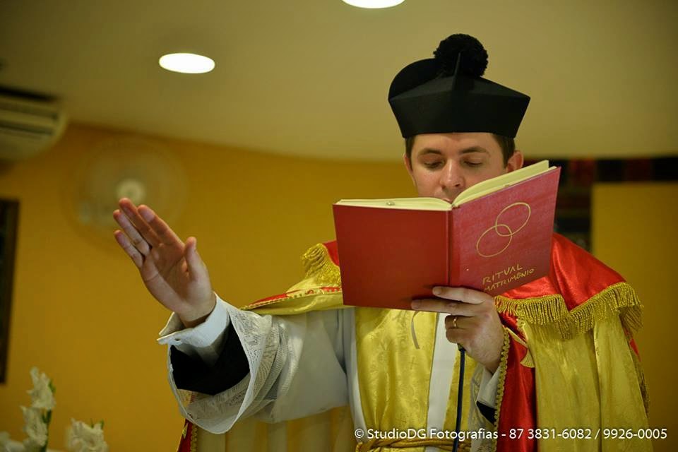 LITURGIA CATÓLICA OFICIAL: O USO DO BARRETE CLERICAL