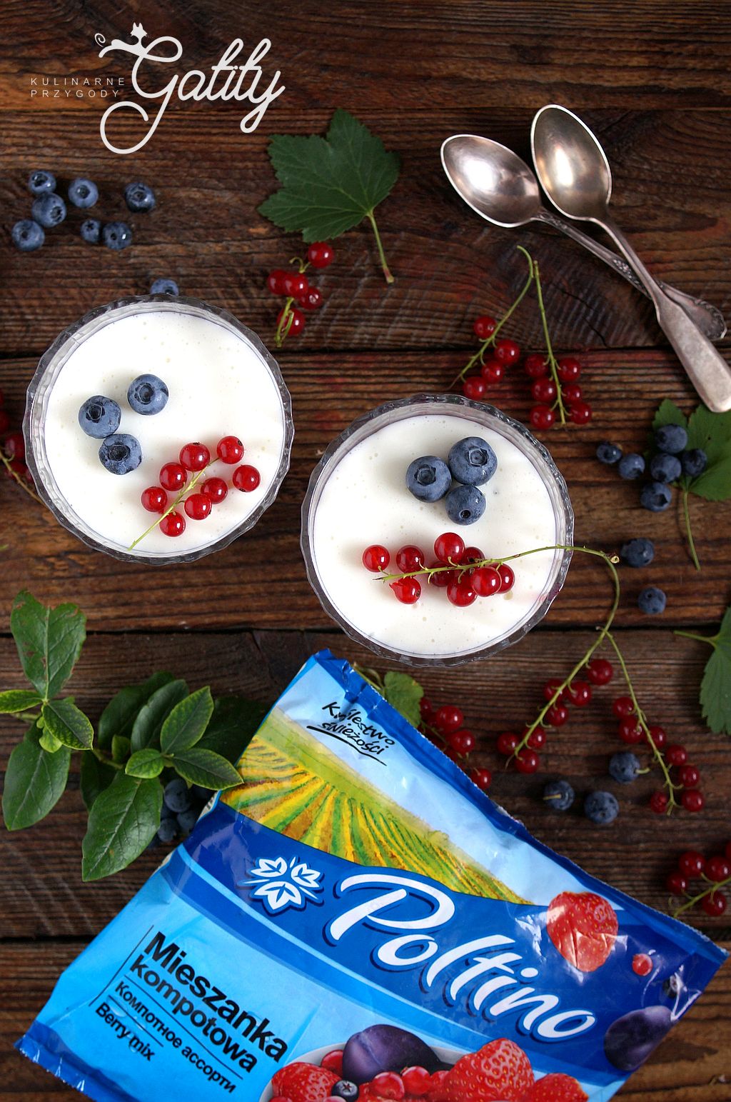 Galaretka owocowa z mleczną pianką