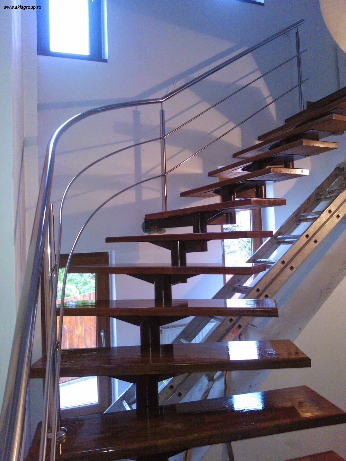 scari interior: Scari metalice cu trepte din lemn masiv