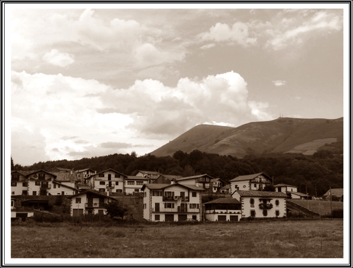 PUBLICACIONES MASONICAS: LOS AGOTES UN PUEBLO MALDITO