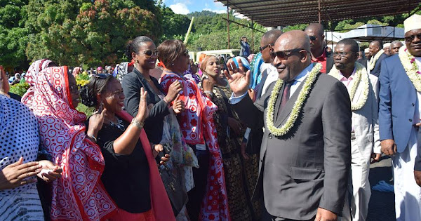Le peuple comorien cautionne ses malheurs | HabarizaComores.com | Toute ...