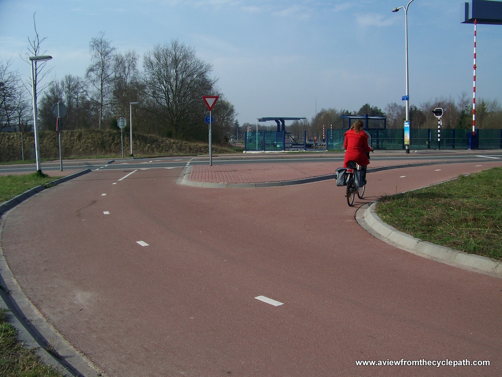 A view from the cycle path: How bidirectional cycle-paths improve ...