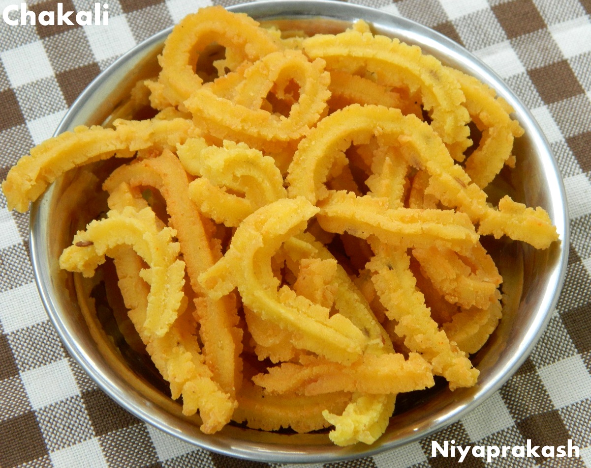 Niya's World: Murukku / Chakali / Chakkuli (made with cooked urad dal ...