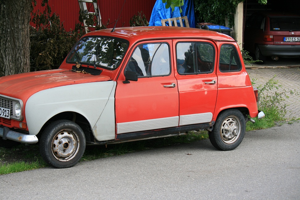 Bildertanz in Gönningen: 70er Jahre: der Oldie Renault R 4...