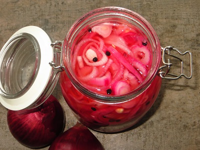 Simplement entre nous: Oignons rouges marinés