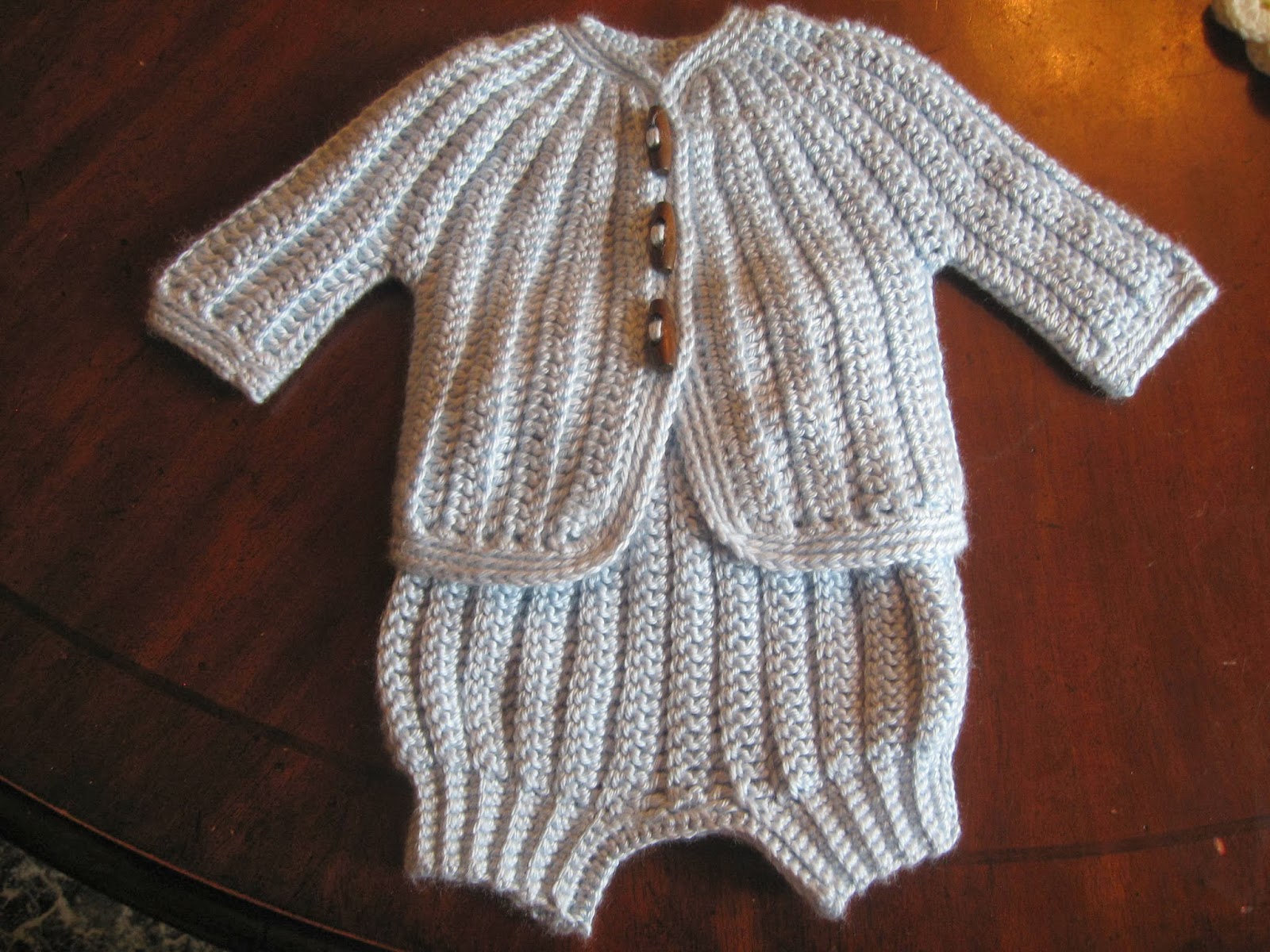 BLURT Blogger: Newborn Kit layettes FREE BABY PATTERN LINKS