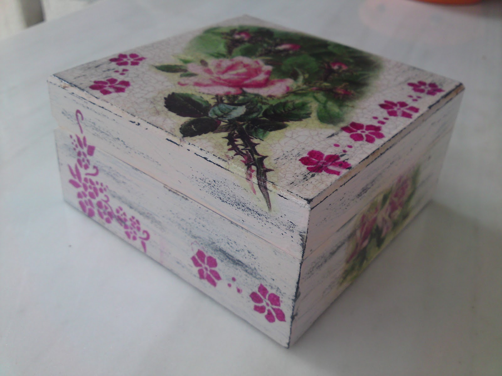 Aussie Dimi decoupage: Κουτι με παλαιωση,κρακελε 2 συστ.,(ντεκουπαζ)