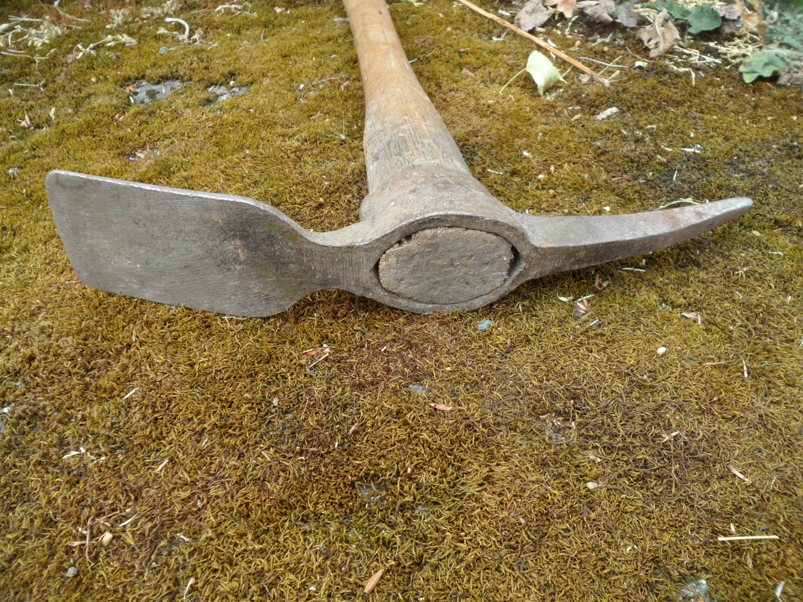 Four Bees: US M-1910 Pick-Mattock, WW2 Issued, Warwood 1943, M1910