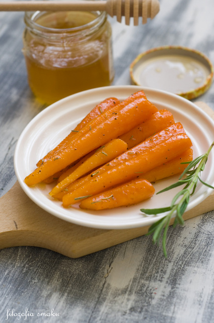 Marchewki glazurowane w miodzie z rozmarynem - Filozofia Smaku