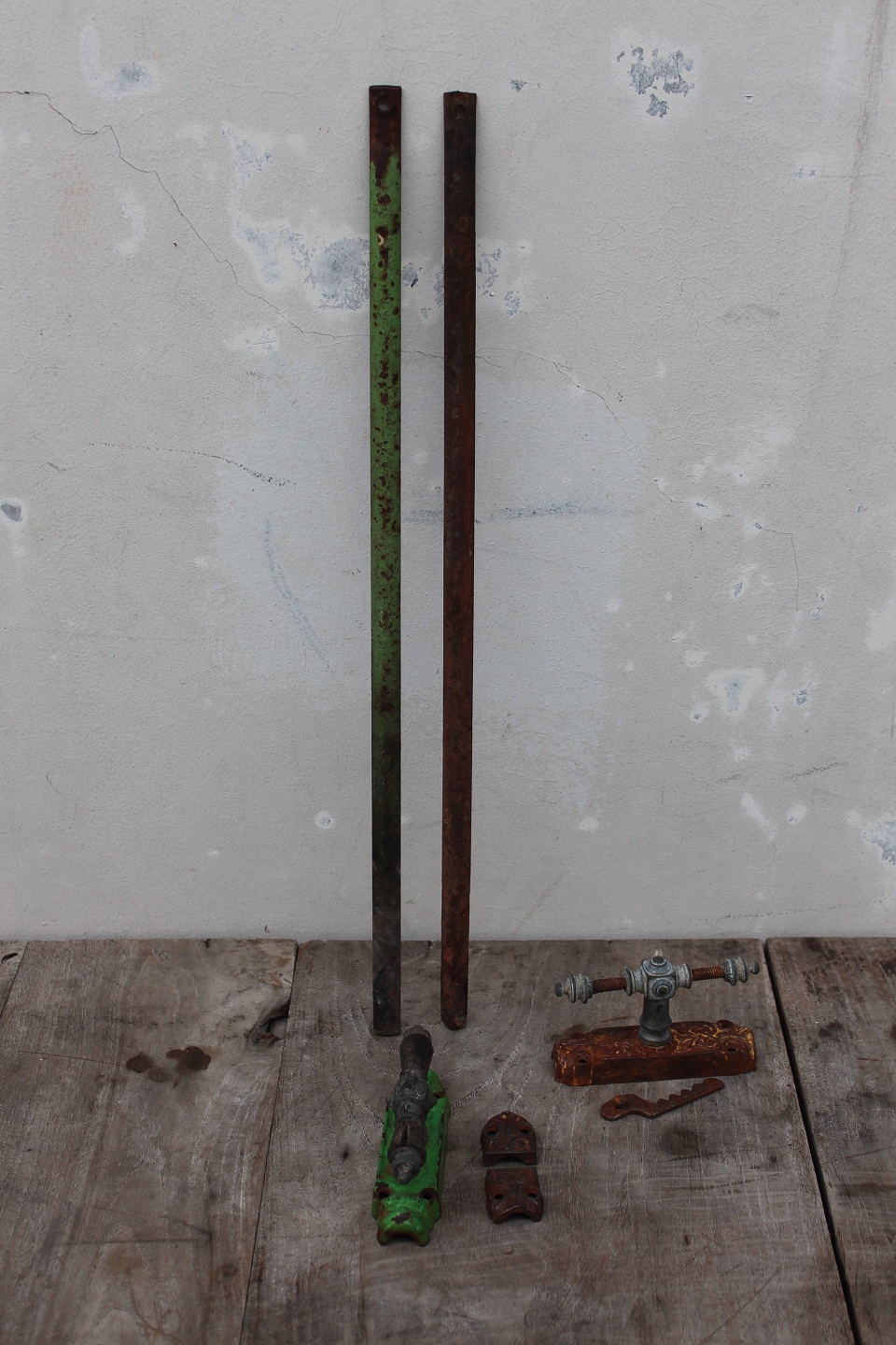 Antikpisan: Spanyolet Antik Eks Bongkaran Rumah Kuno