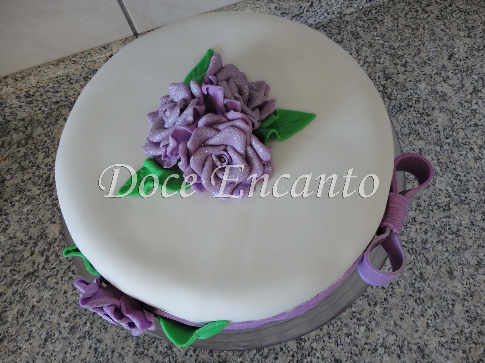 Doce Encanto: Bolo Lilás e Branco da Aniversáriante Fernanda