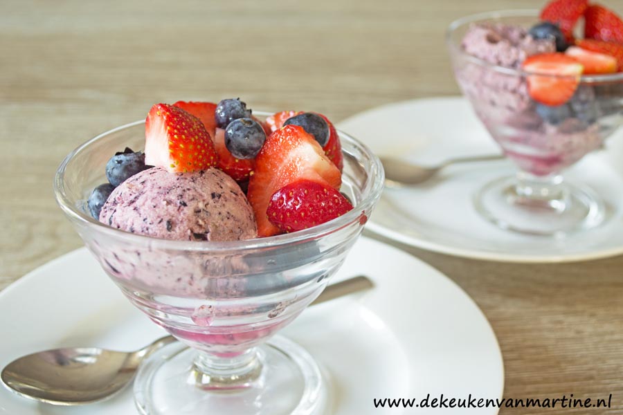 Blauwe bessen-yoghurt-ijs
