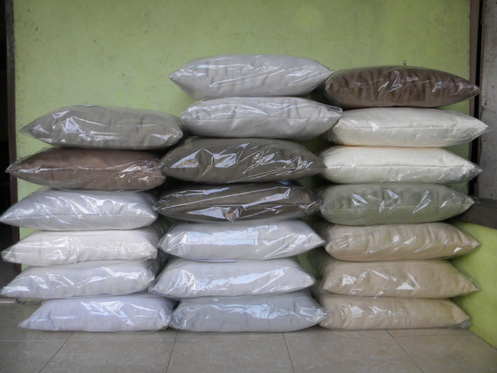 BANTAL KAIN SOFA "RISMA": Bantal dakron