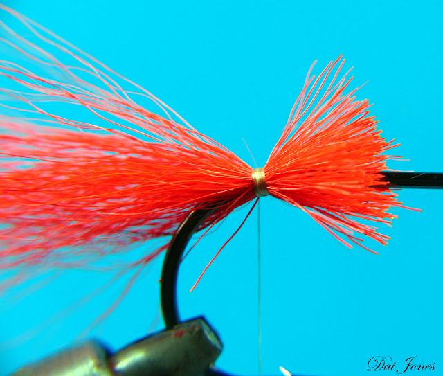 Flies step by step: Pike bucktail, hollow bait pattern.
