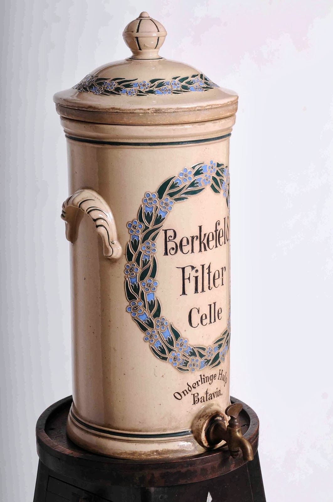 Old Vintage Gallery: Filter Air Berkefeld Batavia dan Meja Filter Antik