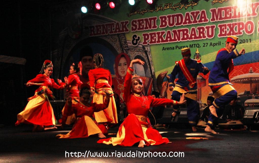 TARI KIPAS MENDU | RIAU DAILY PHOTO
