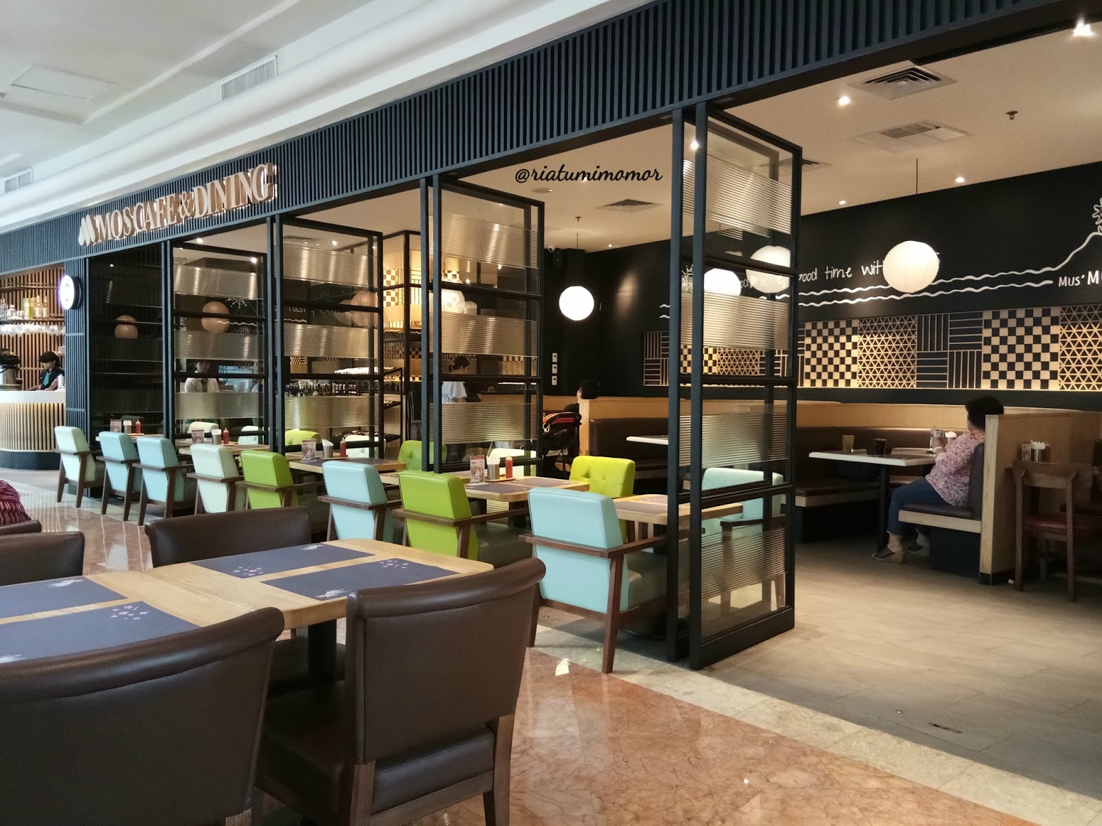 MOS CAFE - A REVIEW ~ Lajang Life