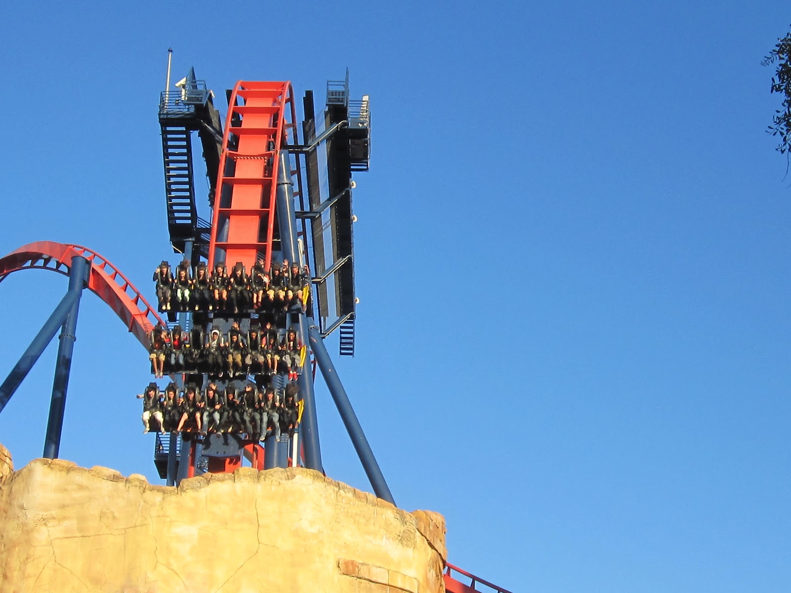 Bobbie's Roller Coaster And Theme Park Reviews: SHEIKRA