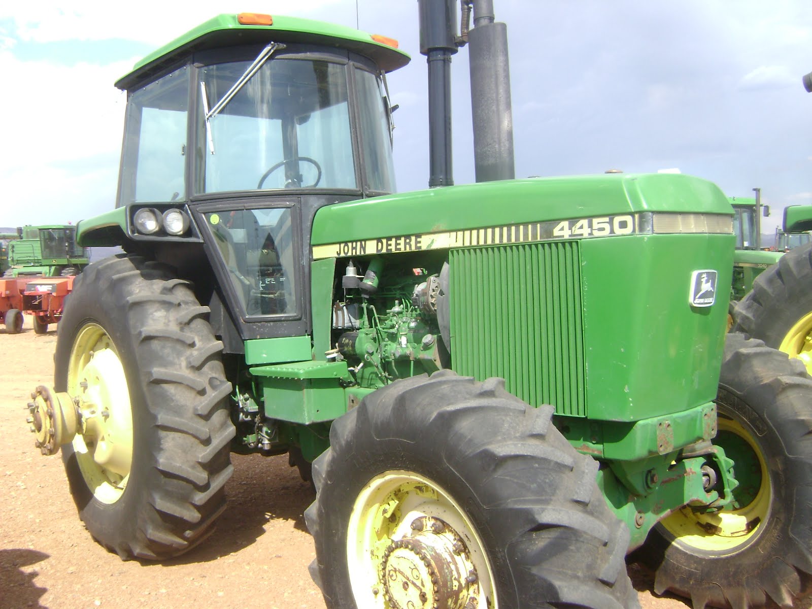 MAQUINARIA AGRICOLA INDUSTRIAL: Tractor John Deere 4450 4x4 $29,500 Dlls.