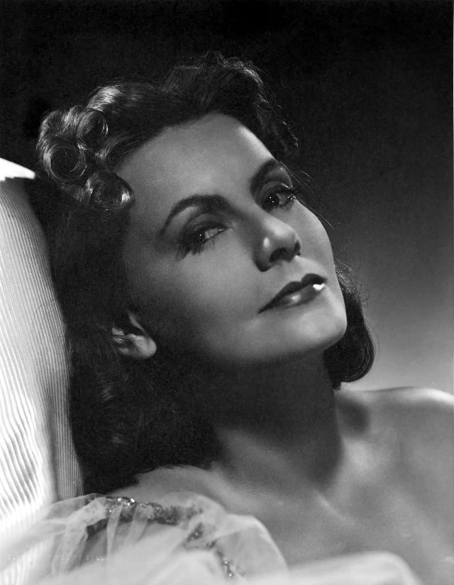 59 Beautiful Portrait Photos of Greta Garbo in 'Ninotchka' (1939) Taken ...