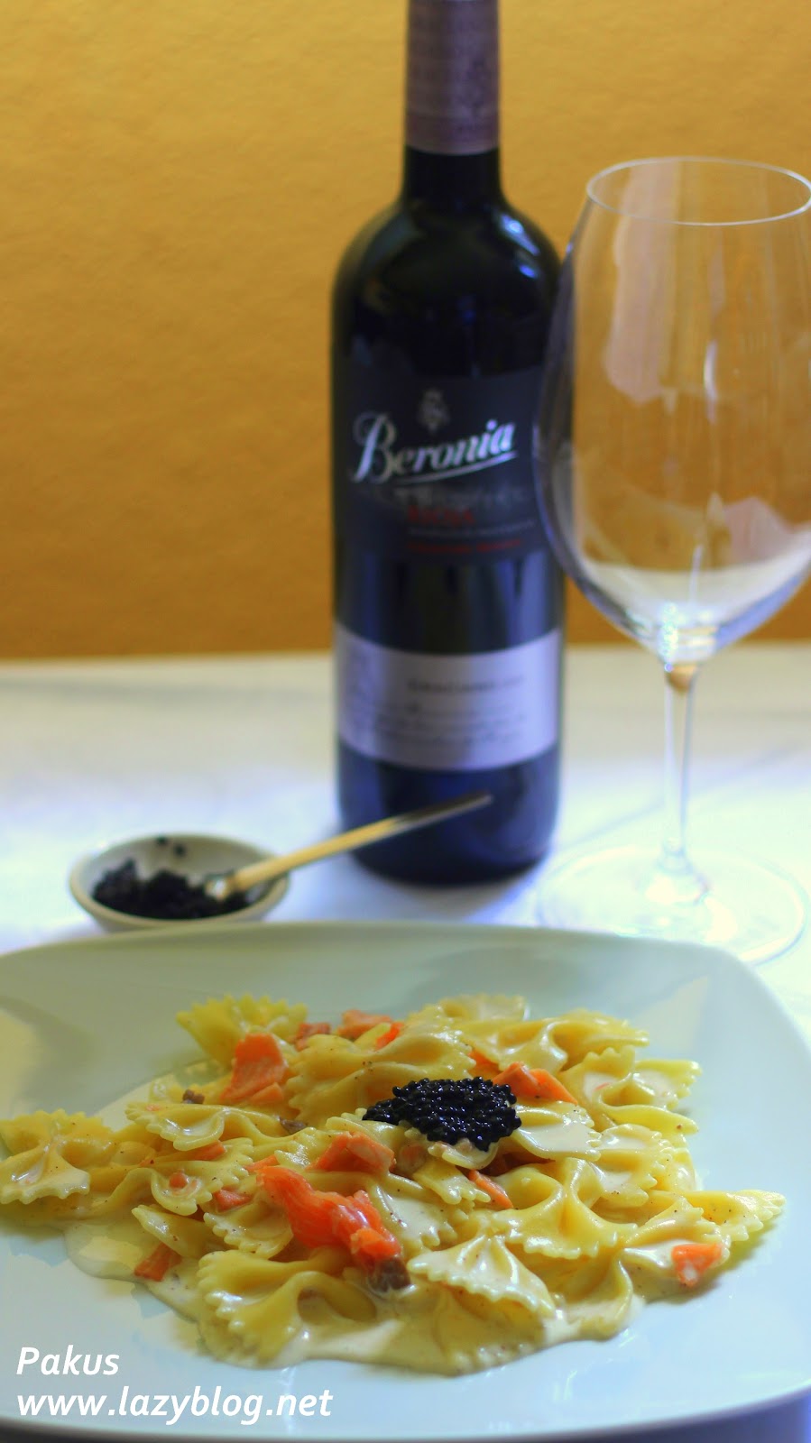 Lazos de pasta con salsa de Vodka