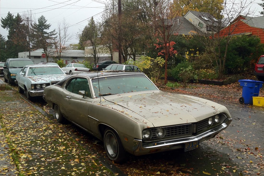 OLD PARKED CARS.: 1971 Ford Torino 500.