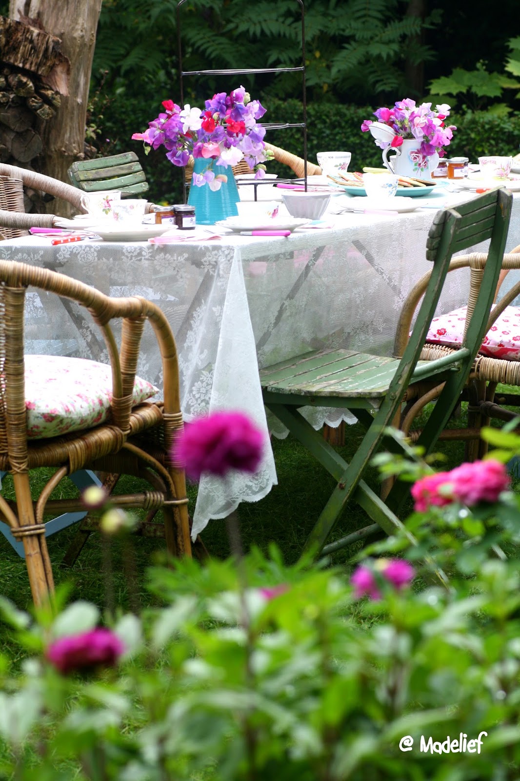 Madelief: Vintage tea in the garden