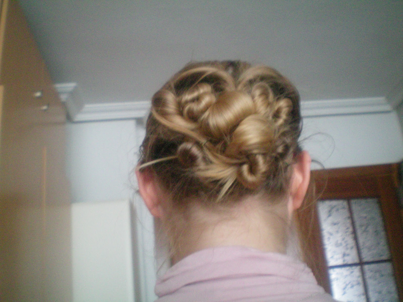 SOÑANDO EN TECNICOLOR: MOÑO ENROLLADO