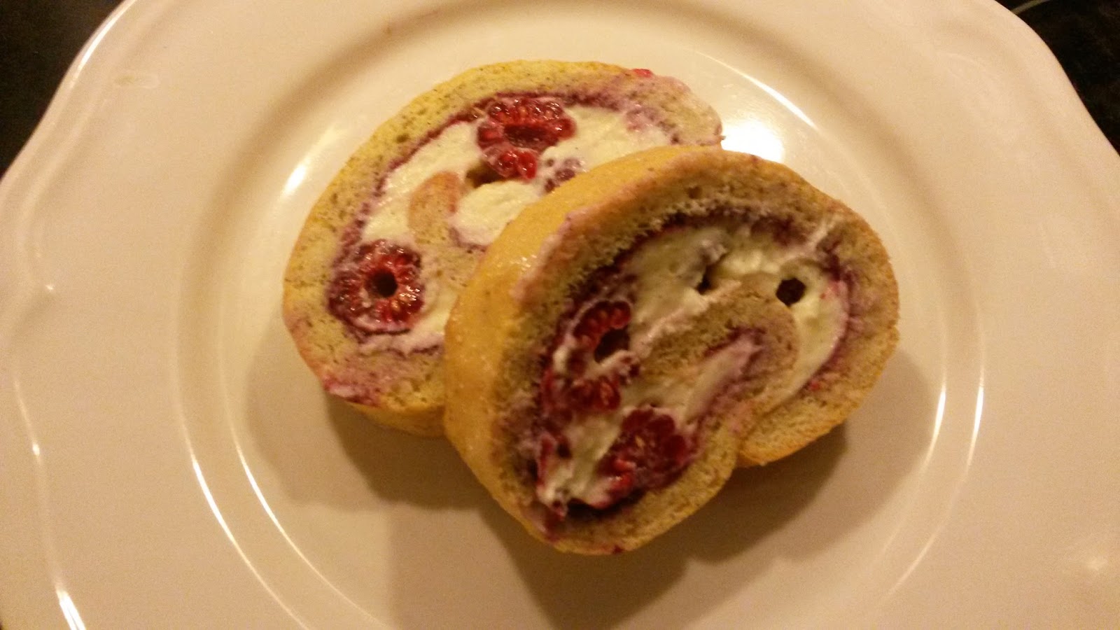 Miss Mocca: Roulade med hvid chokolademousse og hindbær
