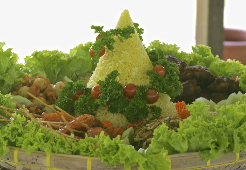 Indonesian Medan Food: Birthday Specials ( Tumpeng Ulang Tahun )
