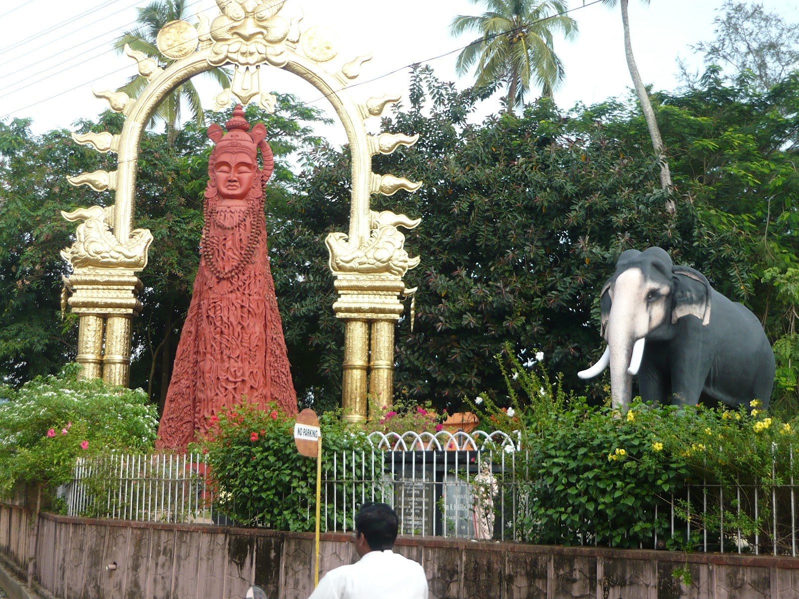 THE SEASON IN THE SUN BLOG: The Devotion In Guruvayur