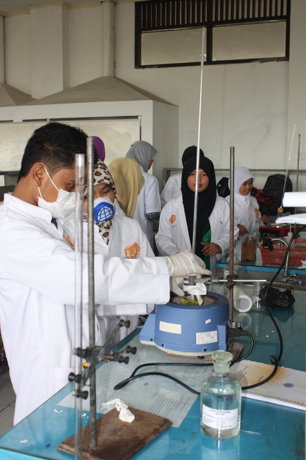 Tumbuhan Obat dan Sains: Kegiatan di Laboratorium Kimia UNP