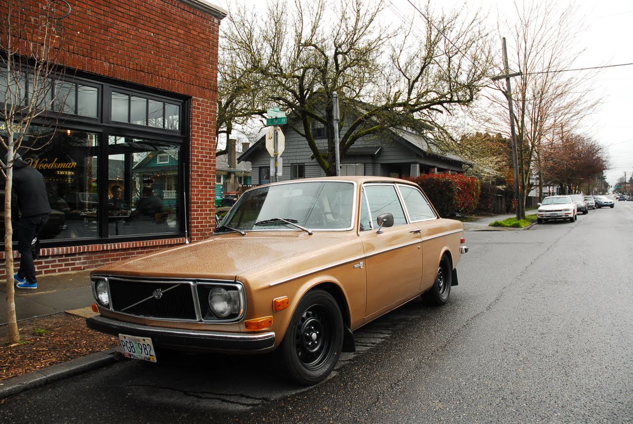 OLD PARKED CARS.: 1971 Volvo 142E.