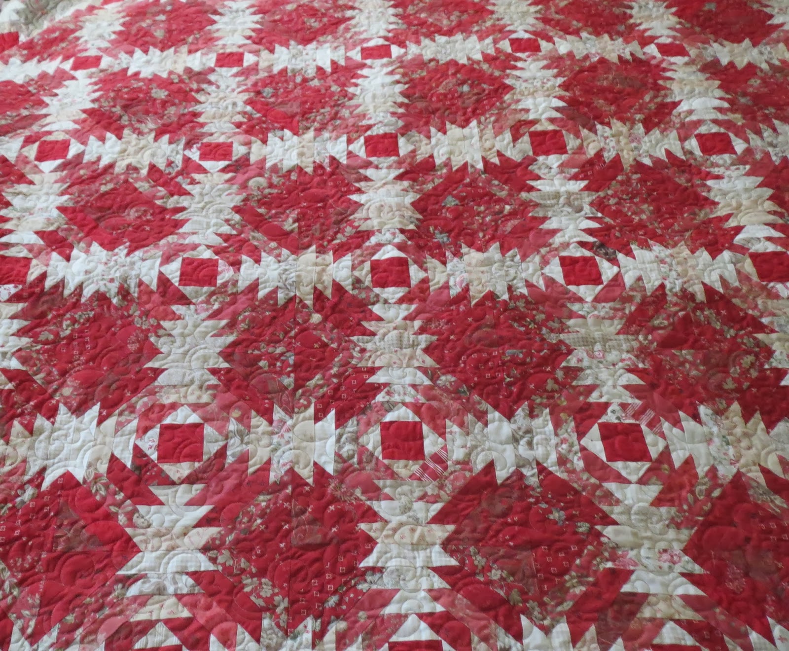 Quilting on Main Street: Blogger's Quilt Festival - Pineapple Two-Color ...